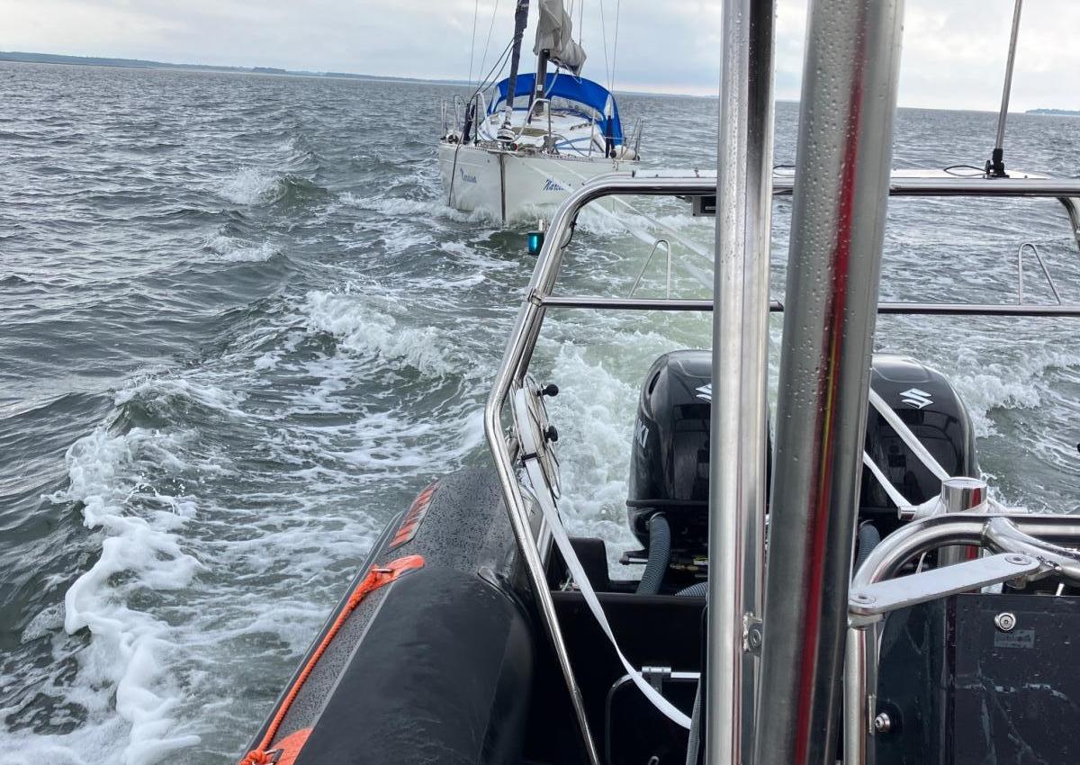 Sejlbåd med motorproblemer og brækket ror | Dansk Søredningsselskab